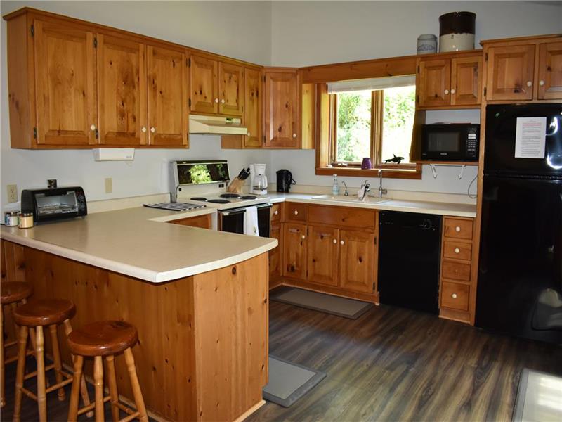 The Hummingbird Cottage - on a - Kincardine Cottage Rental | PL-22553 ...