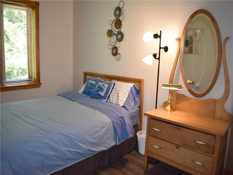 The Hummingbird Cottage - on a - Kincardine Cottage Rental | PL-22553 ...