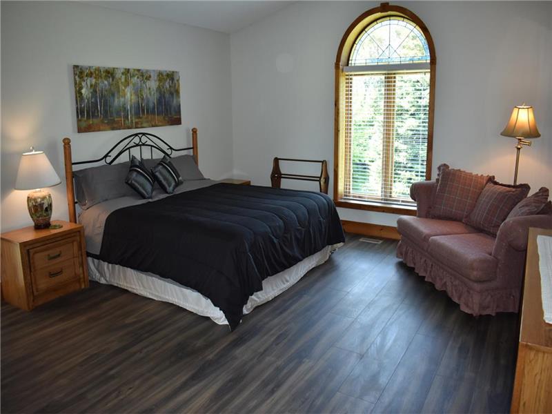The Hummingbird Cottage - on a - Kincardine Cottage Rental | PL-22553 ...