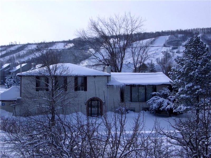 Rustic Spanish Chalet inthe Heart - The Blue Mountains Cottage Rental ...