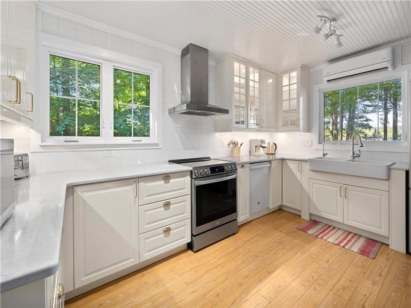 PEC Bay Dream Waterfront on Clear, - Picton Cottage Rental | DI-31064 ...