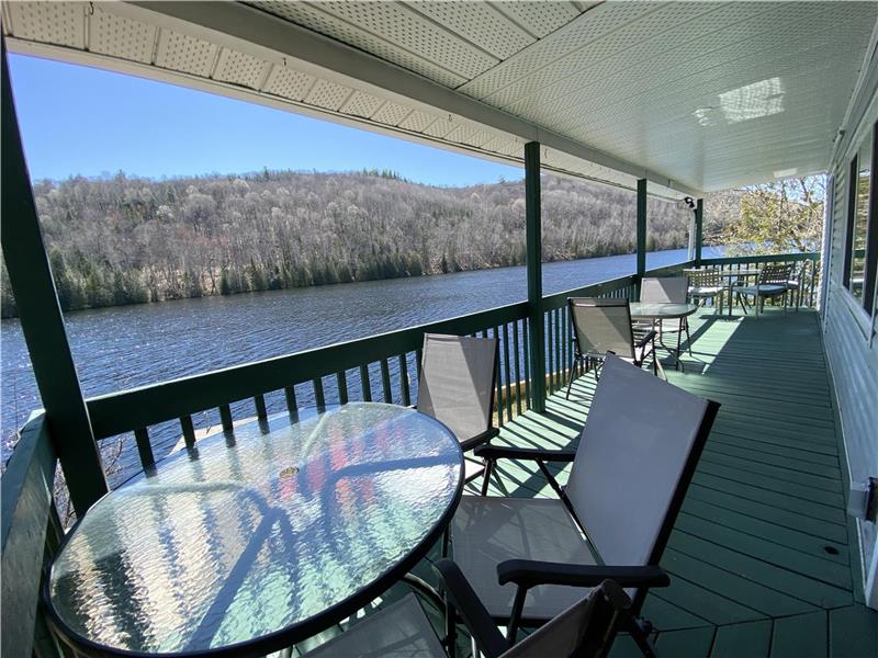 Lac Lola Waterfront Cottage 45 - La Pêche Cottage Rental | DI-34360 ...