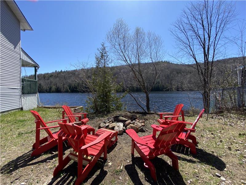 Lac Lola Waterfront Cottage 45 - La Pêche Cottage Rental | DI-34360 ...