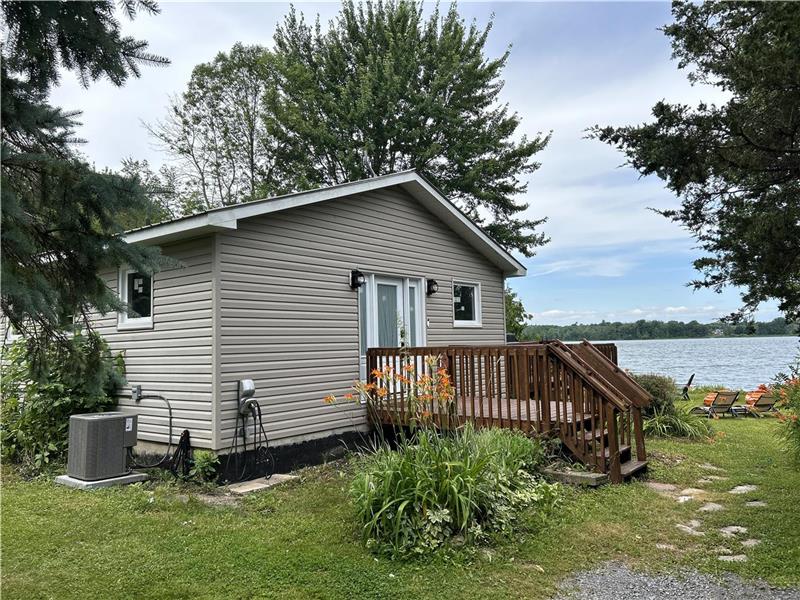 Modern, Sunset Waterfront Cottage - Yarker Cottage Rental | PL-38527 ...