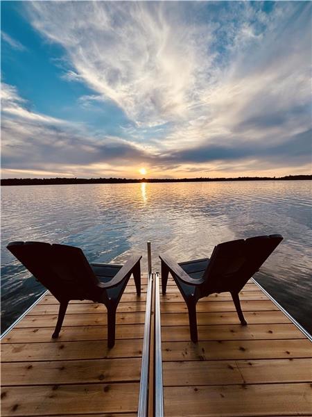 Modern, Sunset Waterfront Cottage - Yarker Cottage Rental | PL-38527 ...
