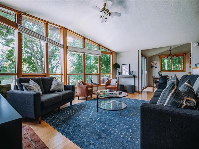 Cozy Sun-filled Cottage w/ Starlink - Lakefield Cottage Rental | PL ...