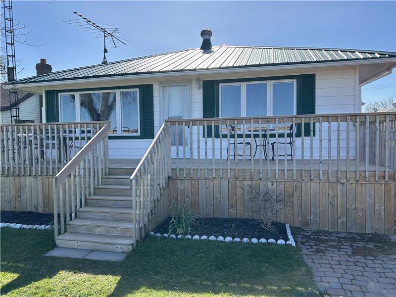 Waterfront 3 bedroom cottage in - Turkey Point Cottage Rental | PL ...