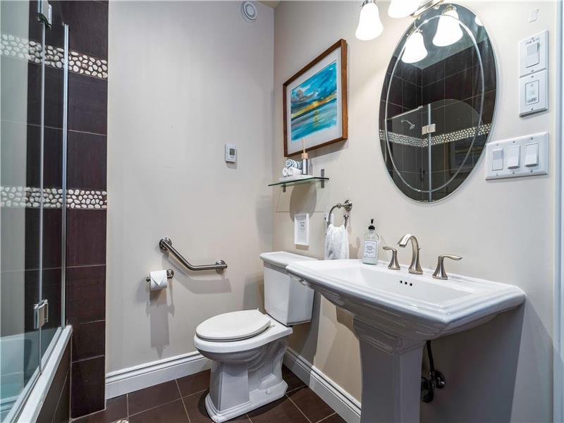 SHALE BEACH HOUSE - WATERFRONT - The Blue Mountains Cottage Rental | PL ...