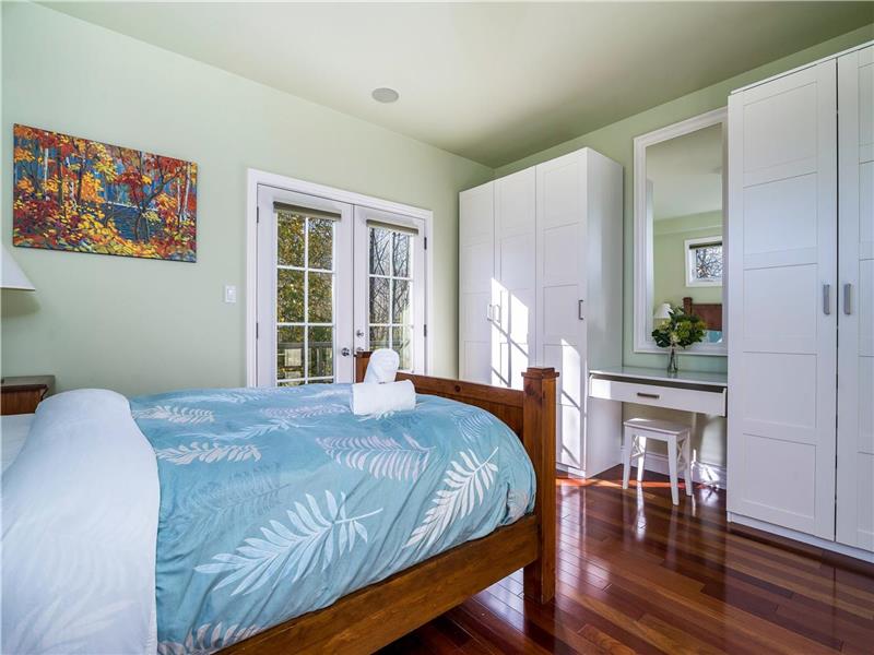 SHALE BEACH HOUSE - WATERFRONT - The Blue Mountains Cottage Rental | PL ...