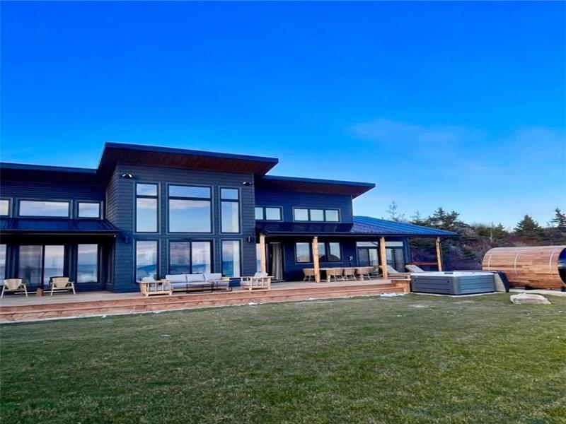 Majestic Oceanfront Chalet - Hunts Point Cottage Rental | DI-40739 ...