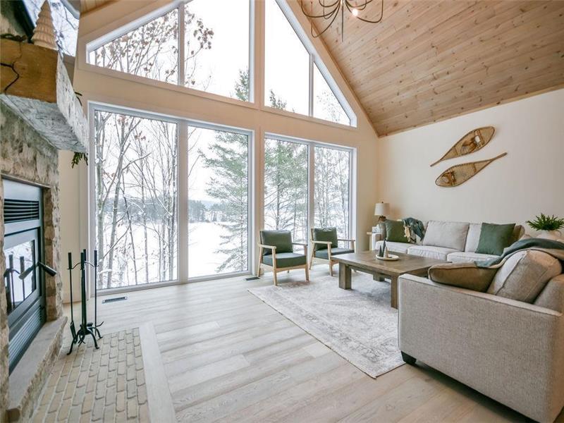 Lakehouse & Co Muskoka W/Hot tub - Mactier Cottage Rental | DI-43485 ...